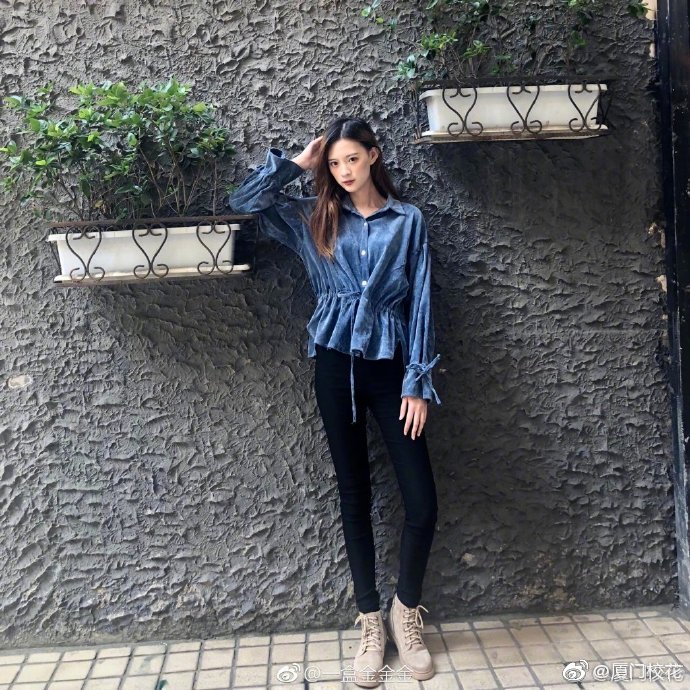 她叫金毅荷，98年，就读于南京财经大学，身高178cm，大长腿MM