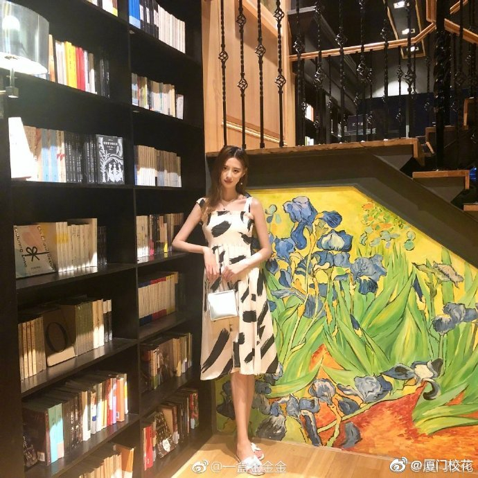 她叫金毅荷，98年，就读于南京财经大学，身高178cm，大长腿MM