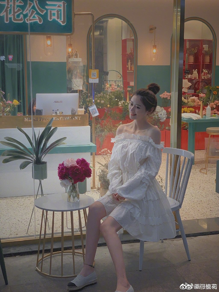 她叫张嘉莉，96年，毕业于福州大学，处女座，身高173cm，来自福建