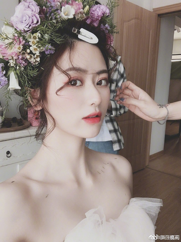 她叫张嘉莉，96年，毕业于福州大学，处女座，身高173cm，来自福建