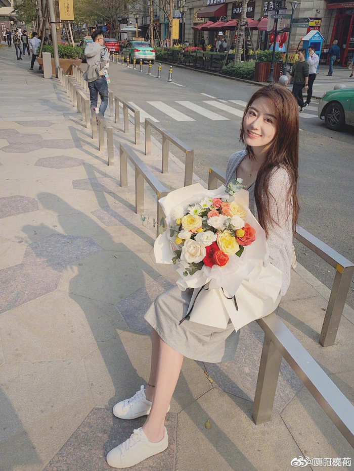 她叫张嘉莉，96年，毕业于福州大学，处女座，身高173cm，来自福建