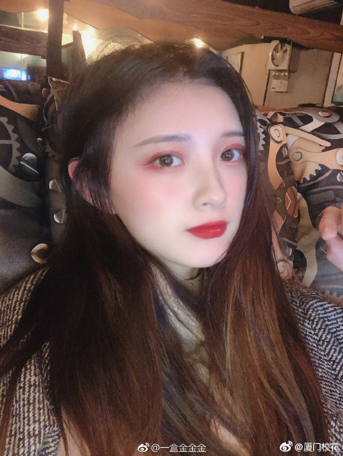 她叫金毅荷，98年，就读于南京财经大学，身高178cm，大长腿MM