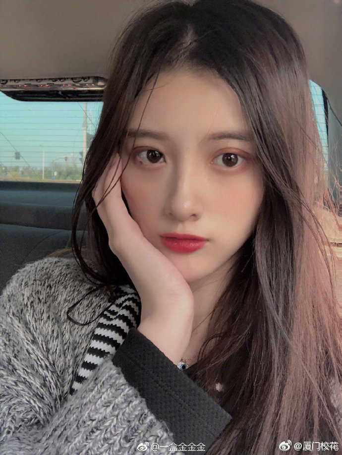 她叫金毅荷，98年，就读于南京财经大学，身高178cm，大长腿MM