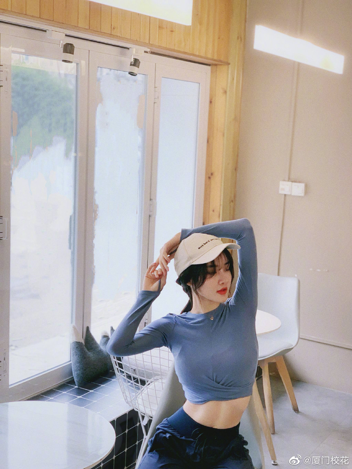 她叫张馨月，95年，武汉纺织大学研究生，身高175cm