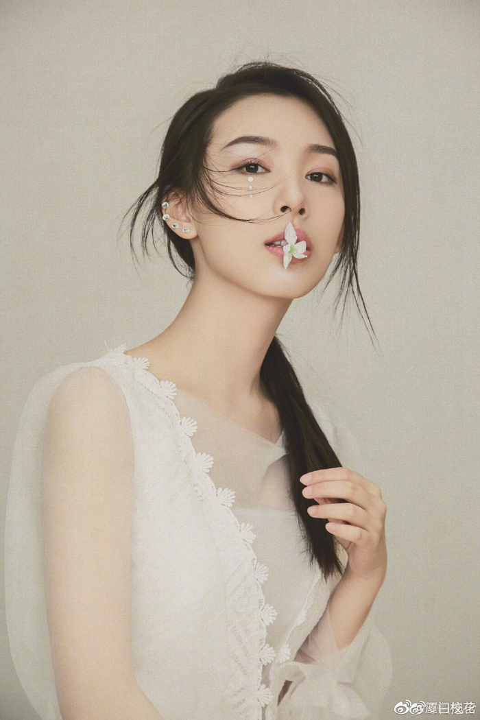 她叫白旭含，98年，就读于中国传媒大学，身高166cm