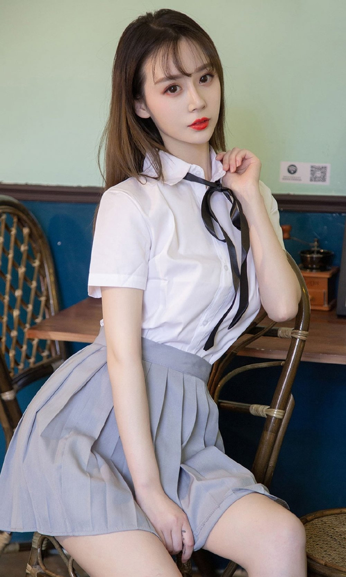 JK制服超短裙美少女白皙美腿卧室小清新唯美写真_新浪新闻