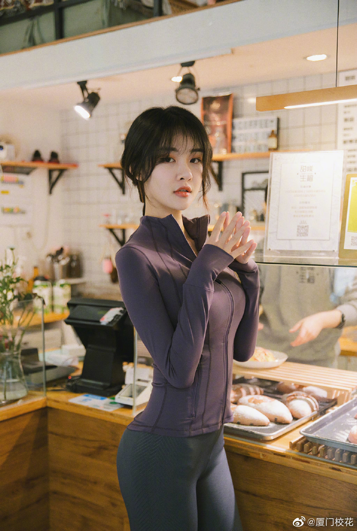 她叫张馨月，95年，武汉纺织大学研究生，身高175cm