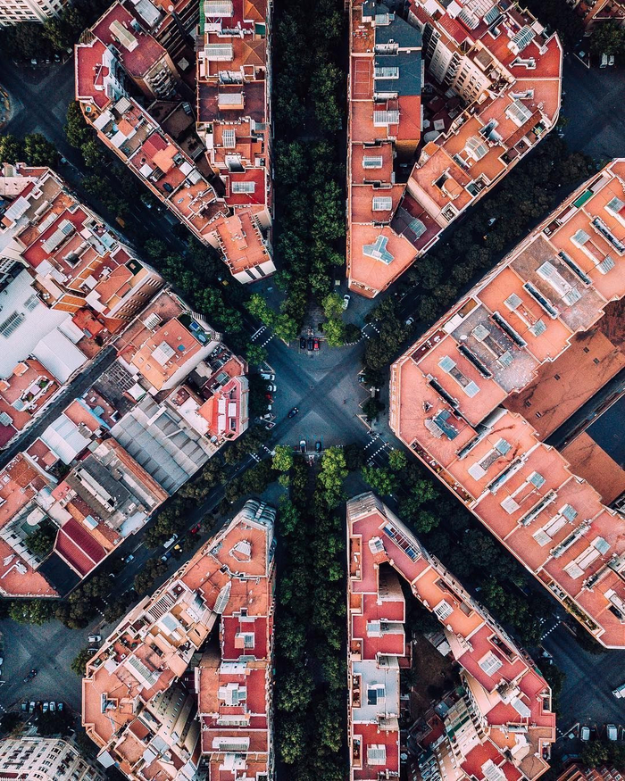 巴塞罗那，是西班牙第二大城市。其独特的城市规划和建筑