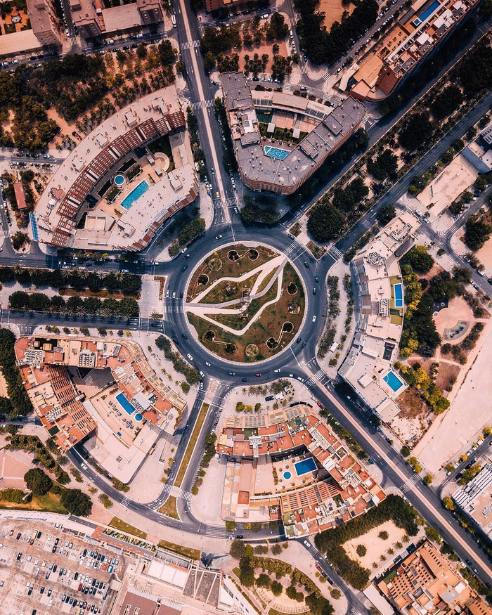 巴塞罗那，是西班牙第二大城市。其独特的城市规划和建筑