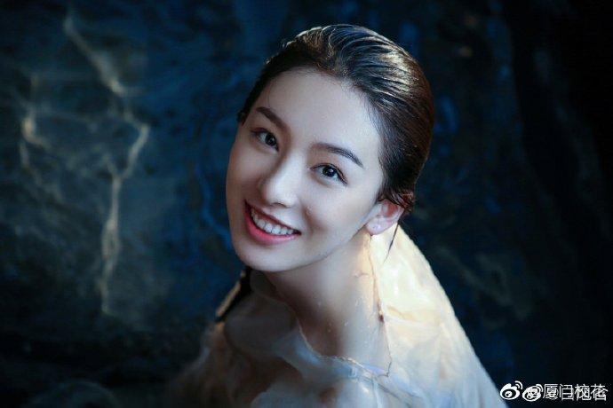 她叫白旭含，98年，就读于中国传媒大学，身高166cm