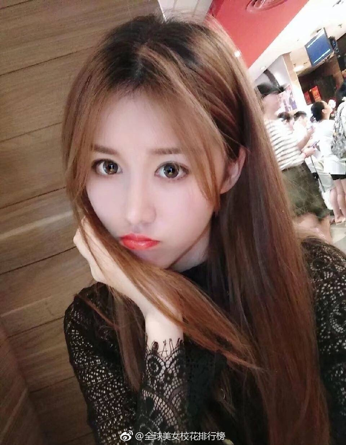 上戏表演系18级音乐剧专业 蔡馨怡 00后 身高168cm 体重96斤 爱好唱歌