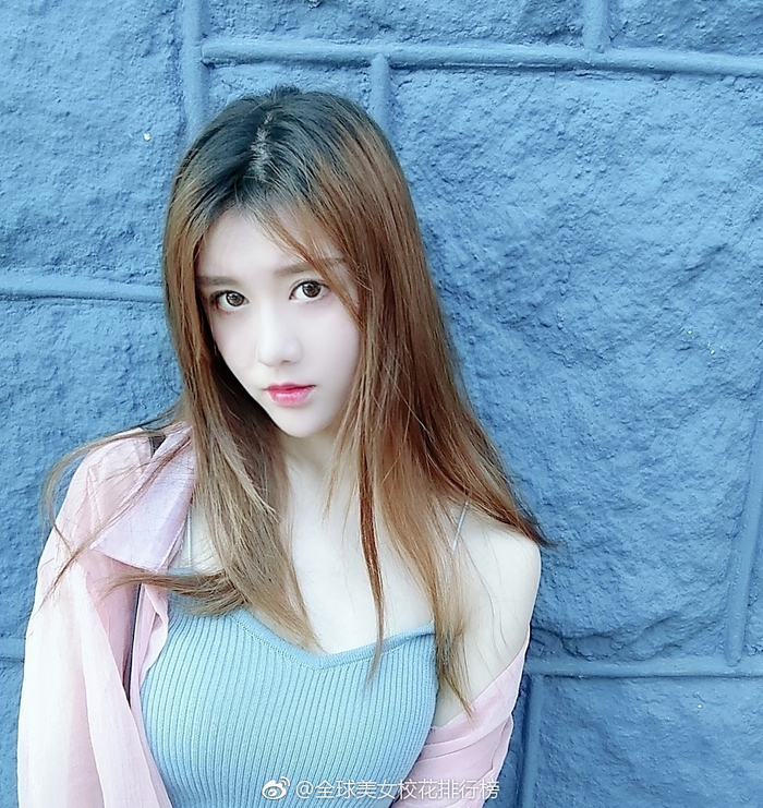 上戏表演系18级音乐剧专业 蔡馨怡 00后 身高168cm 体重96斤 爱好唱歌