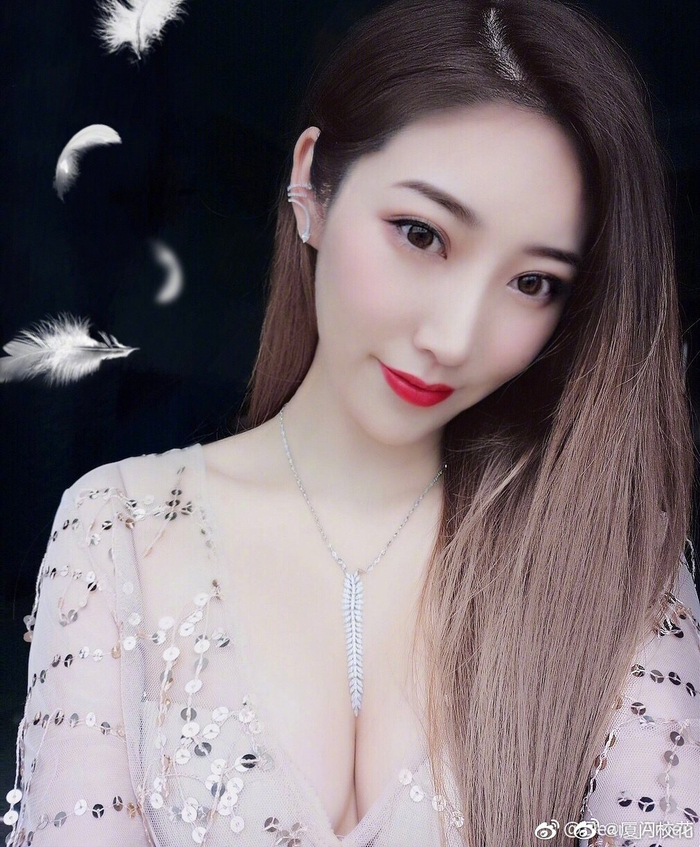 她叫陈璐，94年，曾是厦门航空空姐，现在是在东方航空，身高172cm