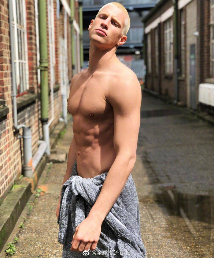 Augusta Alexander你们男朋友也有同款腹肌吗？