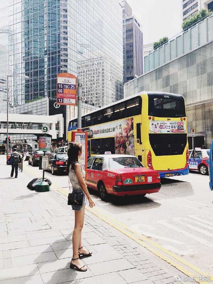 她叫陈晨，94年，曾是厦门高铁的一名列车长，身高166cm