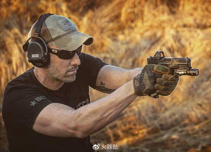 【Travis Haley】战术猛男和他的那只小蜻蜓