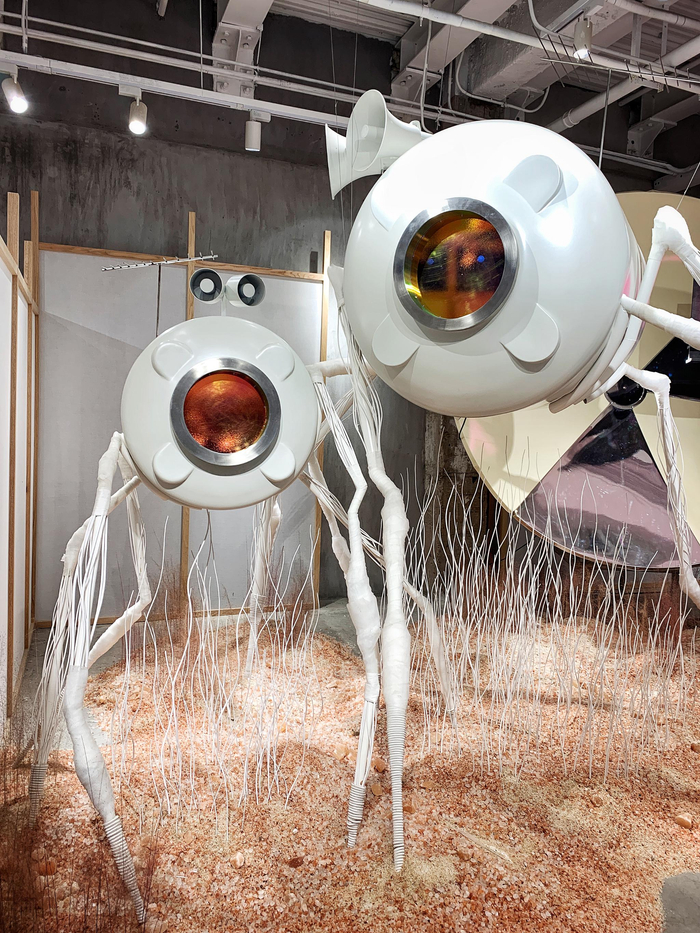 Gentle monster的陈列更像一个装置艺术展。