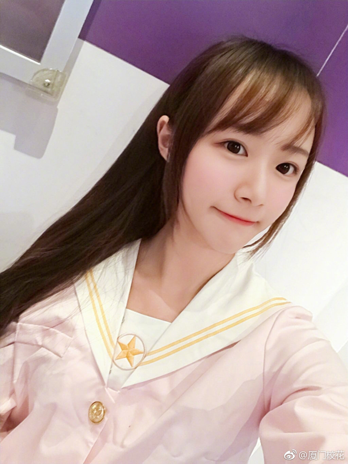 她叫林倩倩，99年，就读于上海民航学院，身高172cm