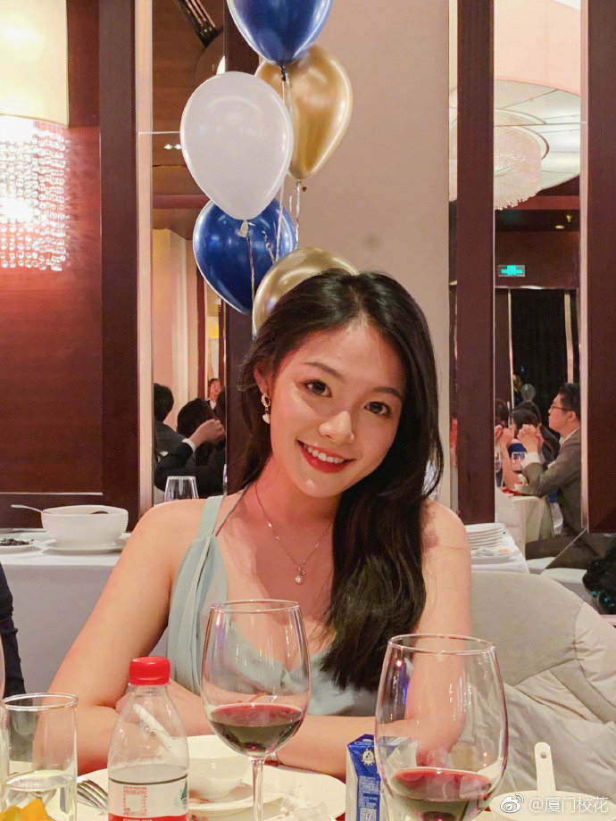 @是挪挪不是娜娜 94年，毕业于北京大学光华管理学院，学霸+美女