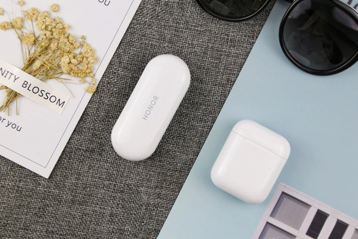 真无线耳机战火再起，399元荣耀FlyPods青春版和AirPods，你选谁？__财经头条__新浪财经