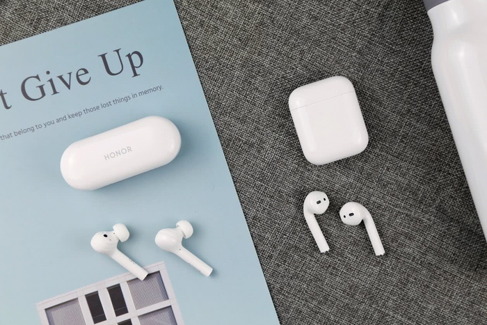 真无线耳机战火再起，399元荣耀FlyPods青春版和AirPods，你选谁？__财经头条__新浪财经