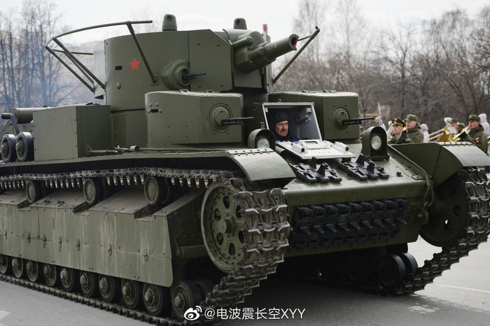 乌拉尔矿业和冶金公司（UMMC）军事装备博物馆收藏的坦克都被拉出来了