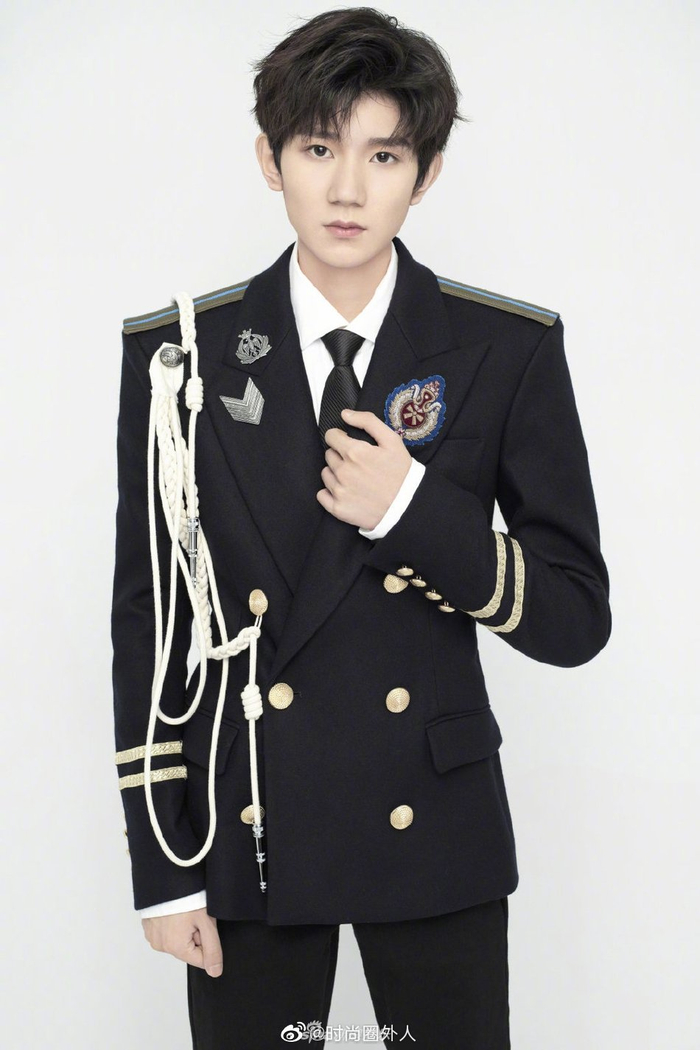 TFboys组合三人合体黑色制服照，英姿飒爽的少年。