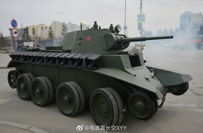 参与上佩什马地区阅兵彩排的克里斯蒂悬挂BT-7坦克，去掉了履带。