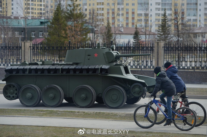 参与上佩什马地区阅兵彩排的克里斯蒂悬挂BT-7坦克，去掉了履带。