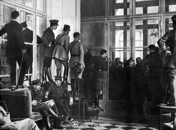 这张照片是由慕尼黑摄影师海因里希·霍夫曼于1914年8月2日在慕尼黑Ode