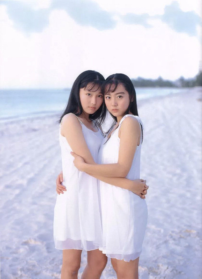 《Pure Girl Duo》是一本经典的双人少女写真集