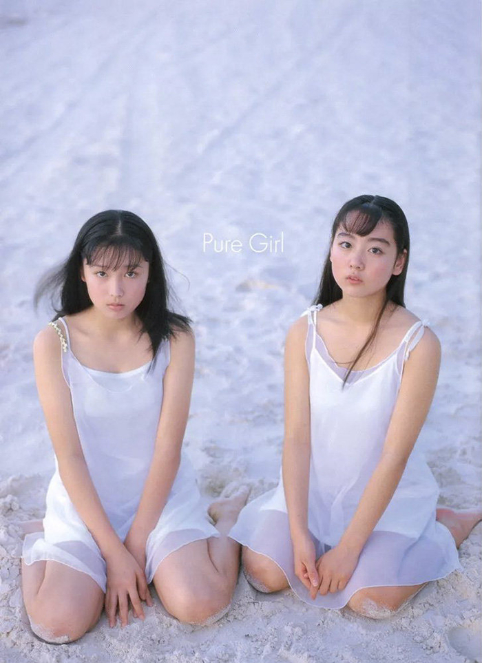 《Pure Girl Duo》是一本经典的双人少女写真集