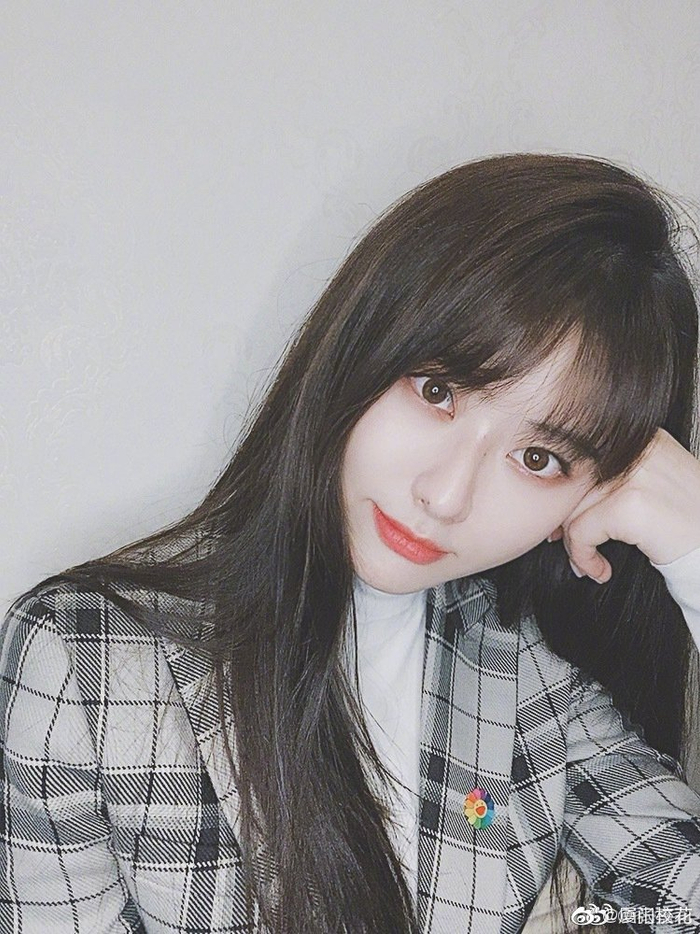 她叫张嘉莉，96年，毕业于福州大学，处女座，身高173cm，来自福建
