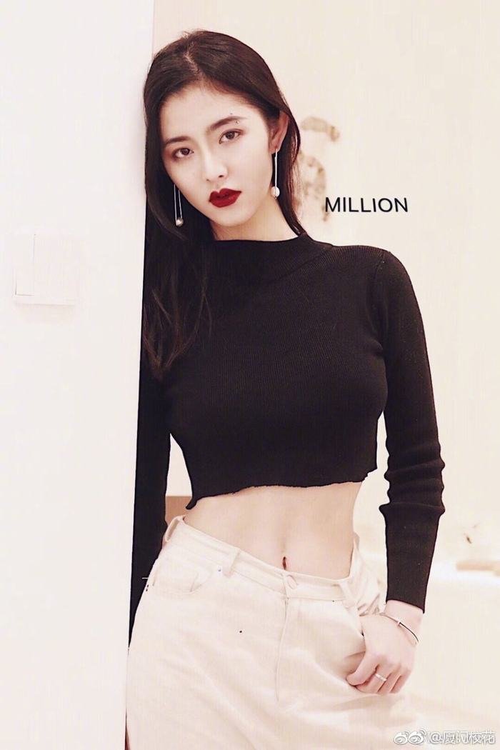 99年，就读于西安美术学院，身高169cm，爱好画画，很有气质的女生