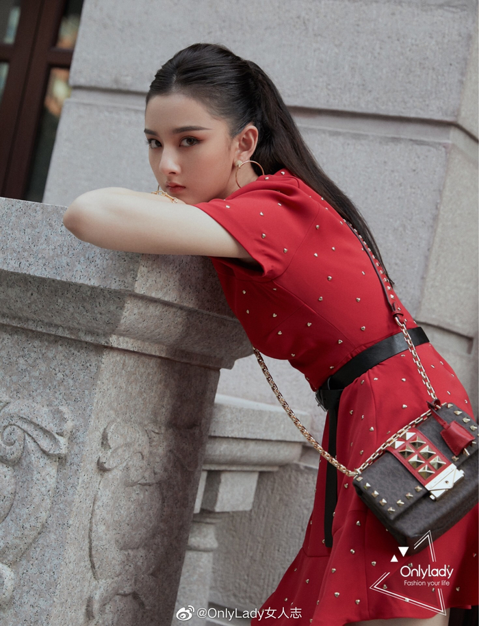 品牌中国区代言人@宋祖儿lareina 身着MICHAEL @MichaelKors 2019秋