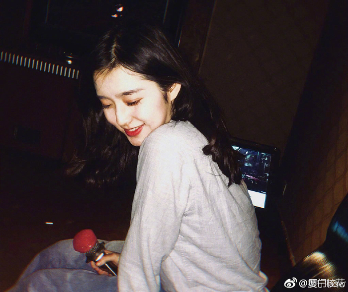 99年，就读于西安美术学院，身高169cm，爱好画画，很有气质的女生