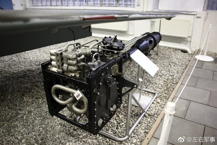 图为柏林德意志空军博物馆珍藏的Me163火箭截击机及其发动机Me 163