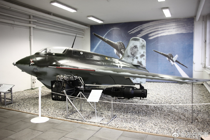 图为柏林德意志空军博物馆珍藏的Me163火箭截击机及其发动机Me 163