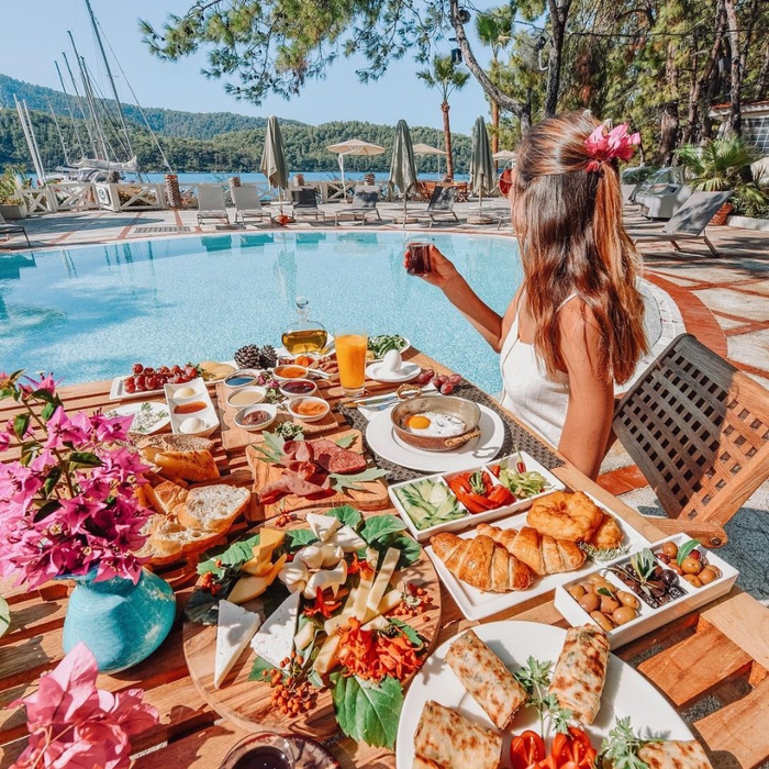 美景、美食、美酒、美人，这才是旅行应该有的样子