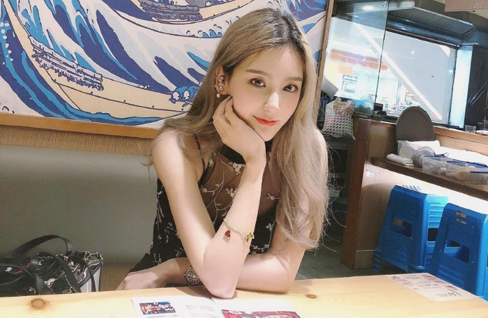 LPL：两大金花小钰、Rita接连发福利，你更喜欢哪一款