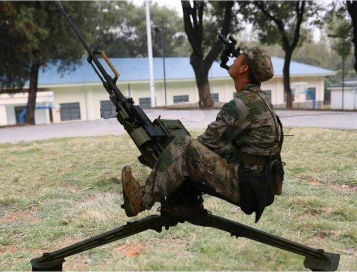 中国02式14.5毫米重机枪的设计非常独特