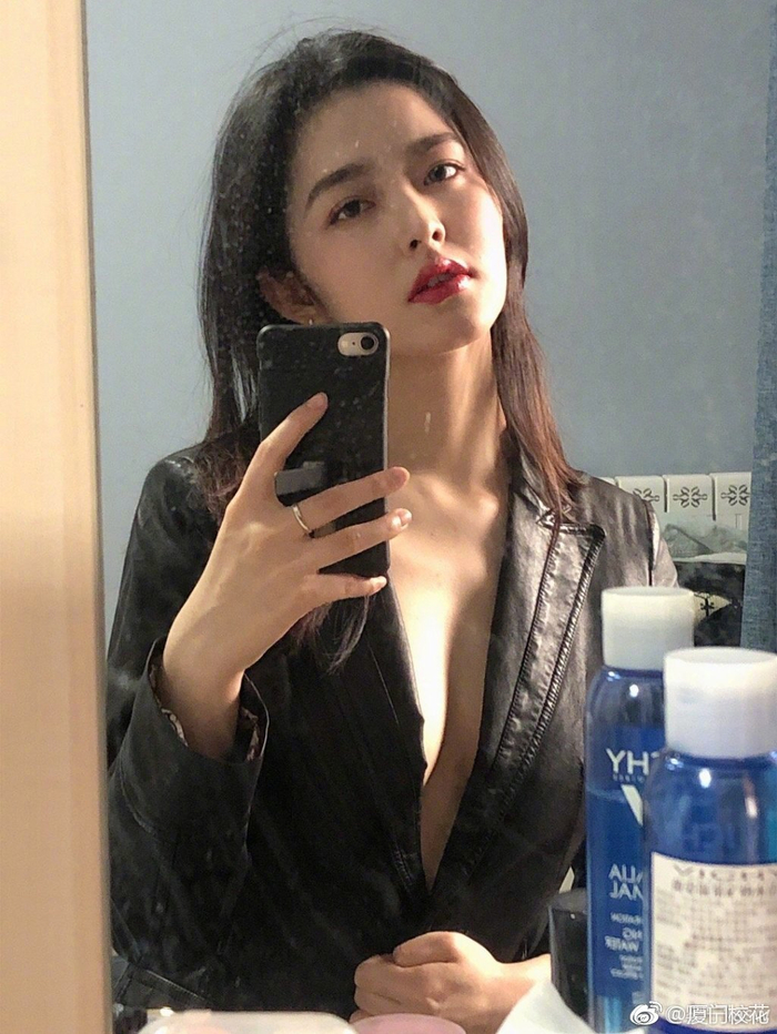 99年，就读于西安美术学院，身高169cm，爱好画画，很有气质的女生