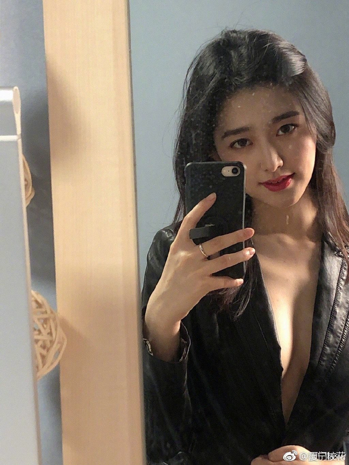 99年，就读于西安美术学院，身高169cm，爱好画画，很有气质的女生