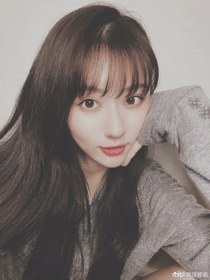 她叫张嘉莉，96年，毕业于福州大学，处女座，身高173cm，来自福建