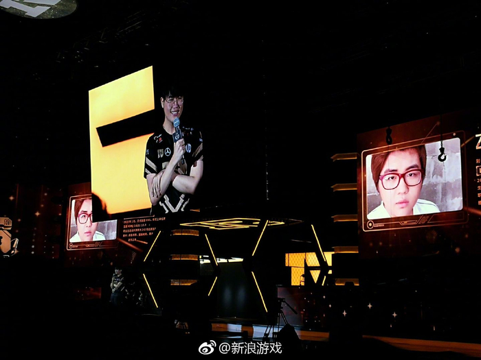 RNG姿态正式宣布退役，现场几度哽咽，粉丝也哭了。江湖再见