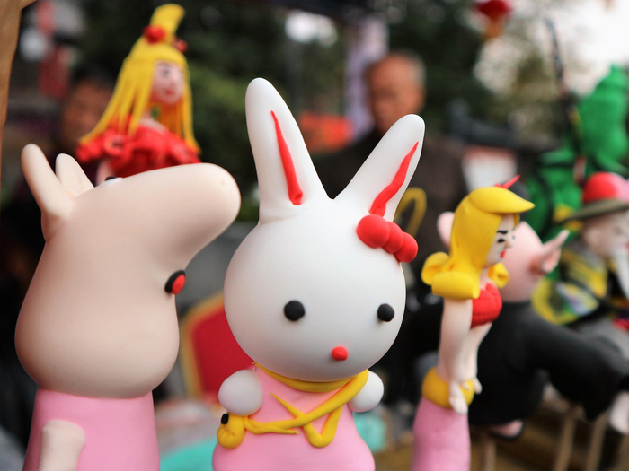 农村老人进城捏面人40年，每天挣钱100元，有一件事让他很担心！|捏面|面人|老人_新浪新闻