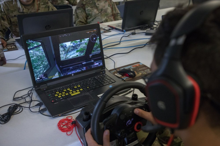 美国陆军士兵使用“虚拟战场空间3”(VBS3)软件进行训练|训练|士兵|美国陆军_新浪新闻