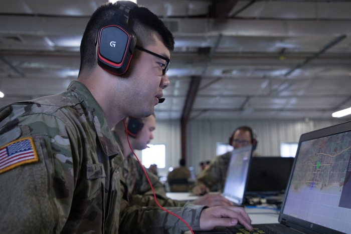 美国陆军士兵使用“虚拟战场空间3”(VBS3)软件进行训练_新浪新闻