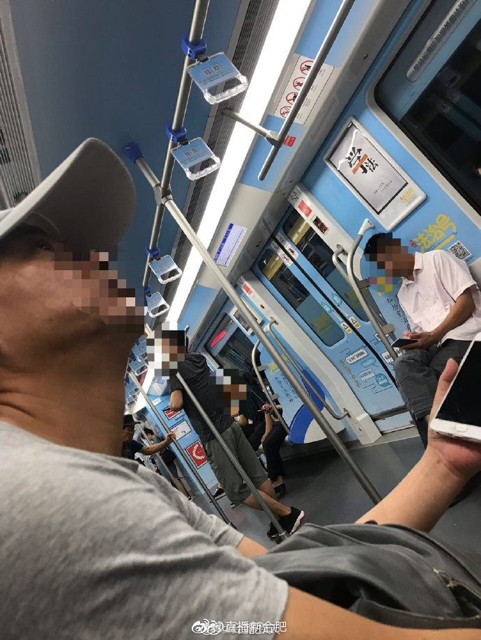 在合肥地铁二号线上遇到老色鬼，偷拍女生裙底太猥琐