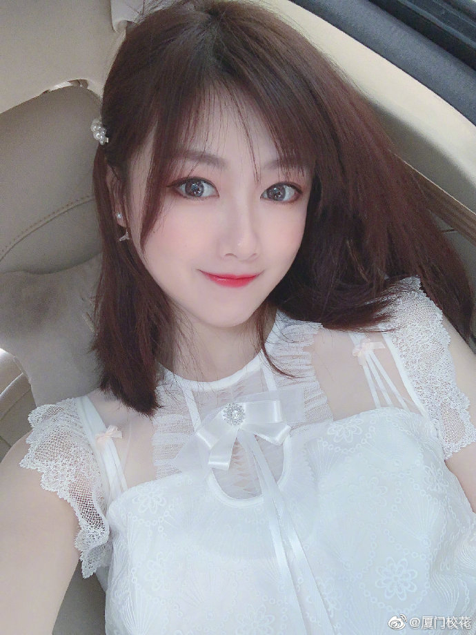 她叫张妍，96年，毕业于厦门理工学院，身高168cm，满分十分计